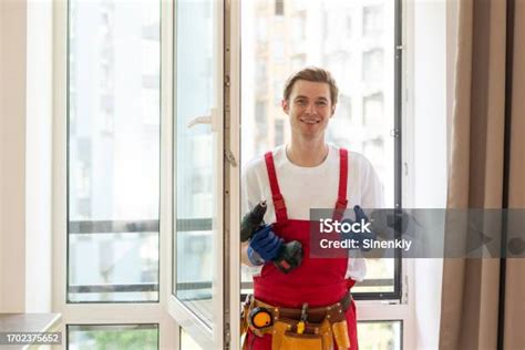 수리공은 아파트의 금속 플라스틱 창문을 수리 조정 또는 설치합니다 발코니 로지아 베란다의 유약 개별 크기의 이중창 생산 건설 산업에 대한 스톡 사진 및 기타 이미지 Istock