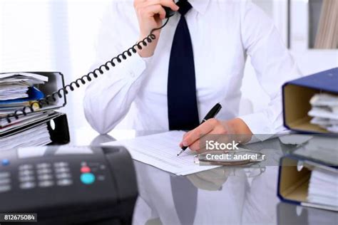 전화로 얘기 하는 보고서 계산 또는 검사 균형을 만드는 동안 비즈니스 우먼의 닫습니다 개념에 대한 스톡 사진 및 기타 이미지 개념 검사 보기 검사자 Istock