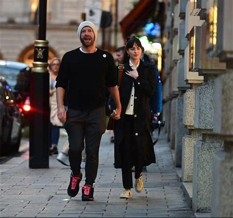 კრის მარტინი და დაკოტა ჯონსონი დაშორდნენ Ambebi Ge