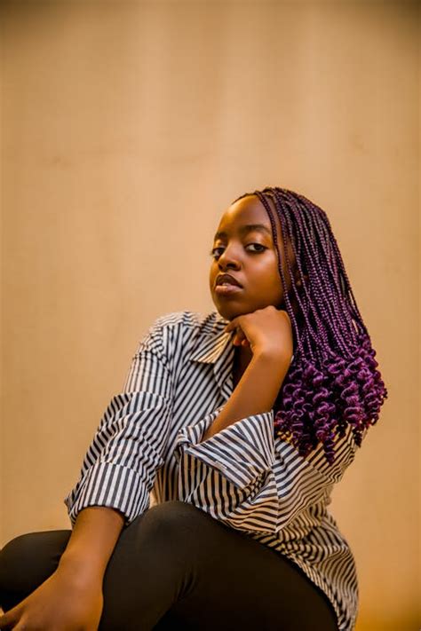 줄무늬 셔츠를 입은 보라색 머리띠를 한 세련된 여성 · 무료 스톡 사진