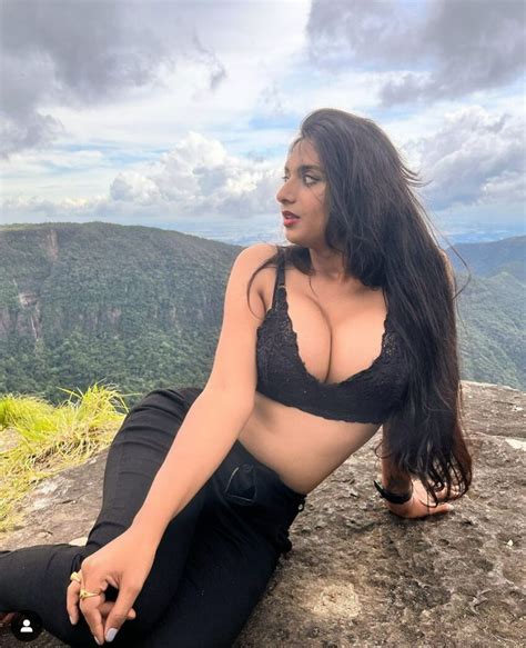 Photos யப்பா மாடல் அழகியா இவங்க பிகினியில் தெறிக்கவிடும் போஸ் மாடல் சன்னடி மித்ராவின்