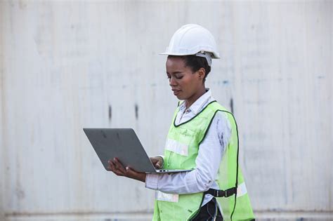 작업자는 수입 수출을 위해 컴퓨터에서 화물화물 선에서 컨테이너 상자를 확인합니다 화물 컨테이너 선박 개념 수입 수출 운송 산업의 컨테이너 선적 물류 엔지니어링 25 29세에