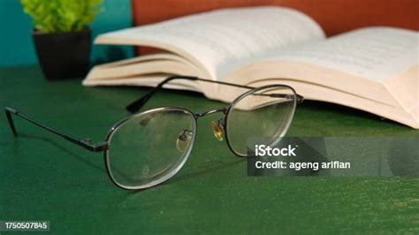 배경에 펼쳐진 책이 있는 안경 교육 및 비즈니스 테마 학습 책 읽기의 개념 학생 테마 숙제 0명에 대한 스톡 사진 및 기타