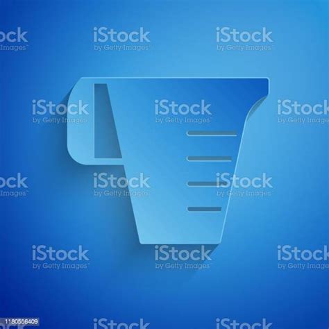 종이 절단 파란색 배경에 격리 된 건조 및 액체 식품 아이콘을 측정하기 위해 측정 컵 손잡이가 달린 플라스틱 그라디드 비커 종이 아트 스타일입니다 벡터 일러스트레이션 가정