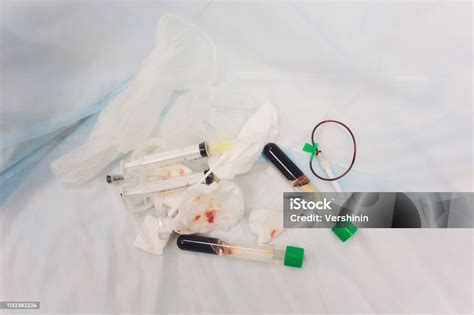 플라즈마 바늘 절차에 사용 되는 주사기 병 및 지 혈 대와 미용 학자 책상 수직 샷 0명에 대한 스톡 사진 및 기타 이미지 0명 거실 건강관리와 의술 Istock