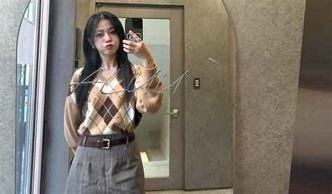 흰 클래식한 감성 담은 아가일 니트 룩미니스커트로 완성한 세련미