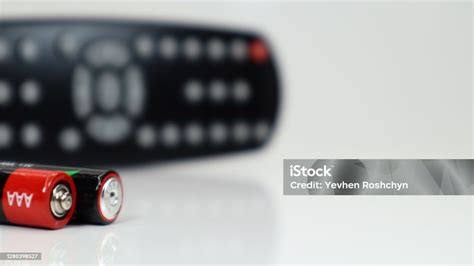 흰색 배경에 빨간색과 흰색으로 Aaa 알칼리성 배터리를 갖춘 블랙 Tv 리모컨 배터리 교체 예비 부품 원격 제어 배터리 컴파트먼트 클로즈업 복사 공간 0명에 대한 스톡 사진