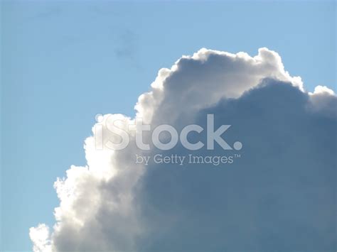 어두운 구름이 푸른 하늘에 상승 스톡 사진 Freeimages