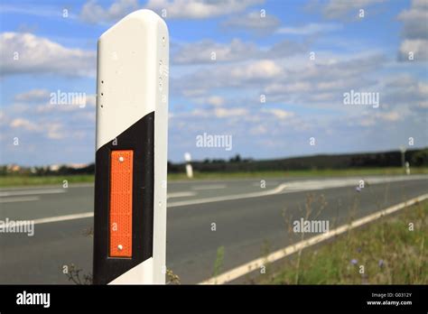 Strassenmarkierung-road marking Stock Photo - Alamy