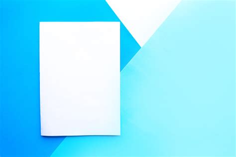 기하학적 파란색 배경에 흰색 모형 공백입니다 텍스트의 공간을 복사합니다 디자인 컨셉 0명에 대한 스톡 사진 및 기타 이미지 0명 개념 개념과 주제 Istock