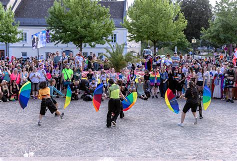 생동감 넘치는 우산을 쓴 공연자들이 많은 군중 앞에서 춤을 추는 다채로운 프라이드 퍼레이드는 활기찬 도시 환경에서 다양성과 포용성을 축하합니다 Gay Pride Parade