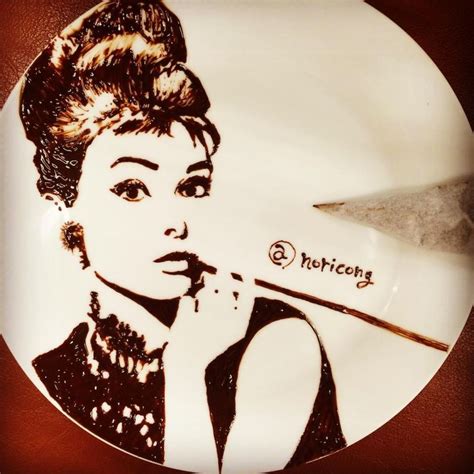 Хайлсан шоколадаар зураг зурдаг япон бүсгүй · Dorgio Mn