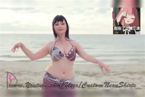 沙滩上的魅力舞者，丰满又性感的演绎肚皮舞表演。