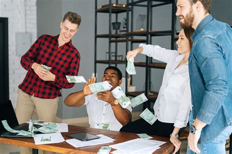 승리와 큰 이익을 축하하는 젊은 다민족 사무실 직원의 행복한 비즈니스 팀 금융에 대한 스톡 사진 및 기타 이미지 금융 남성 남자 Istock