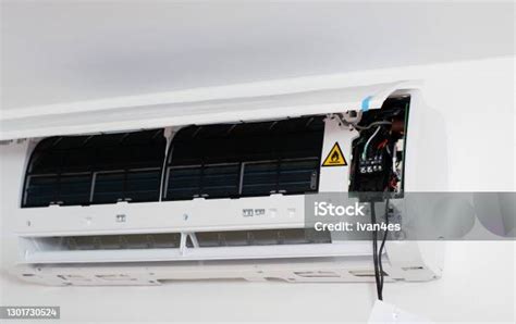 에어컨 설치 실내에서 전기 수리 에어컨 실내 클로즈업에서 현대적인 에어컨을 유지하는 전문 기술자 0명에 대한 스톡 사진 및 기타 이미지 Istock
