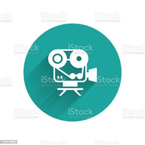 긴 그림자로 격리 된 화이트 레트로 시네마 카메라 아이콘 비디오 카메라 영화 기호입니다 필름 프로젝터 녹색 원 버튼입니다 벡터