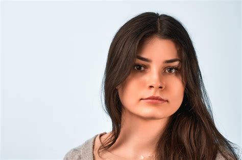 Retrato De Uma Linda Mulher Naturalmente Morena Sorrindo E Parecendo