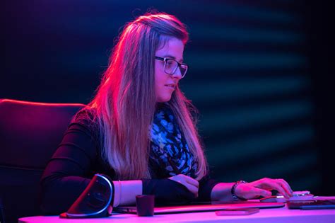 소녀 일러스트 레이 터 그래픽 디자이너 작업 사용 하 여 드로잉 노트북 태블릿 터치 스크린 디지털 펜 클로즈업 고객 참여에 대한