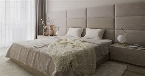 큰 침대와 샹들리에가 있는 침실 사진 Unsplash의 내부 이미지