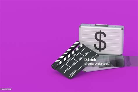 클래퍼보드 근처에서 달러 기호가 있는 여행가방 영화 산업에 투자 수입 판매에서 박스 오피스 영수증 영화의 대여 시리즈의 판매에서 로열티 공간을 복사합니다 3d 렌더 3차원