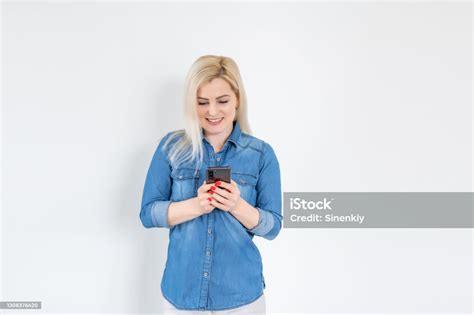 흰색 배경에 고립 된 스마트 폰을 사용하고 읽는 뷰티 여성 가정 생활에 대한 스톡 사진 및 기타 이미지 가정 생활 노트북 노트북 사용하기 Istock