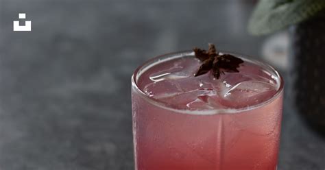 화분 옆 테이블 위에 놓인 빨간 음료 사진 Unsplash의 무료 소렌토 빅 이미지