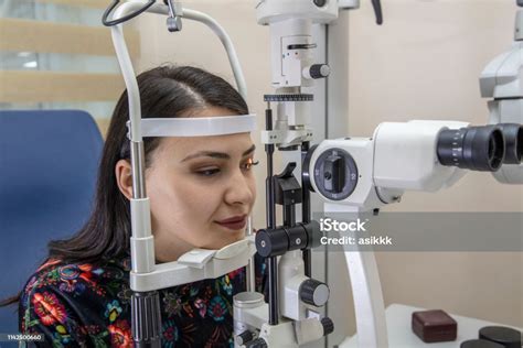눈 관리에 대 한 첨단 기술 컨셉 건강눈을 컨트롤 하기 위해 젊은 여성에 게 양 안 슬릿 램프를 사용 하 여 안과 의사의 안경사 안과 주치의 눈 신체 부분에 대한 스톡 사진