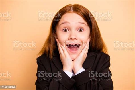 그녀의 클로즈업 초상화 그녀의 좋은 매력적인 귀여운 소녀 쾌활한 쾌활한 쾌활한 미친 기뻐 사전 십대 소녀 착용 공식적인 착용 열린 입 좋은 소식 베이지 색 파스텔 배경을