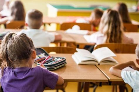 НА МОРЕТО 40 000 електронни извинителни бележки издадени от началото на учебната година