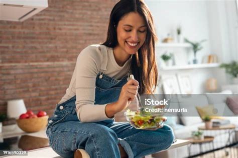 집에서 부엌 식탁에 앉아서 건강한 샐러드를 먹는 웃는 여자 건강한 식생활에 대한 스톡 사진 및 기타 이미지 건강한 식생활 여자 건강한 생활방식 Istock