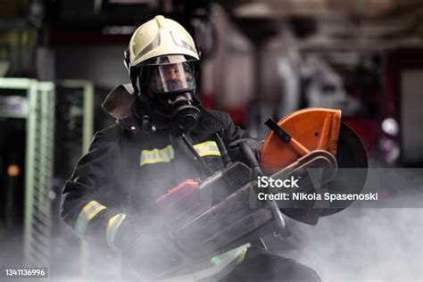 전체 장비 산소 마스크 및 전원 유압 절단 도구 원형 톱을 입고 소방관 초상화 백그라운드에서 연기와 소방차 소방관에 대한 스톡 사진 및 기타 이미지 Istock