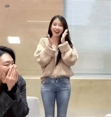 청바지 아이유 걸그룹 연예인 짤티비 꿀베 연예인 뉴스 이슈 노출 움짤