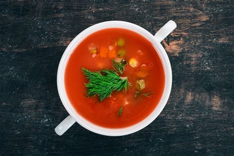 야채 고추와 토마토 수프입니다 건강 한 음식입니다 에 검은 나무 배경 최고의 볼 수 있습니다 텍스트에 대 한 공간을 복사 합니다 0명에 대한 스톡 사진 및 기타 이미지