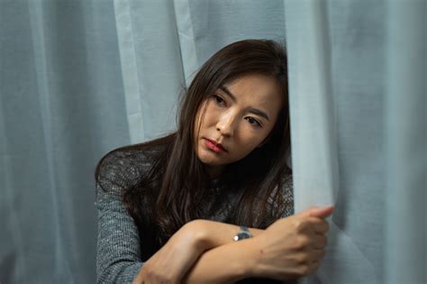 슬픈 앉아 젊은 여자 얼굴에 우울증 감정 어두운 방에서 공간을 찾고 젊은 아름다운 여자 또는 여자 또는 여자 앉아 표정 우울증 감정 혼자 심각한에 대한 스톡 사진 및 기타