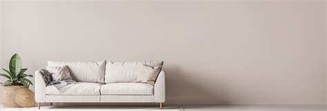 나무 테이블 바닥 램프 고리버들 바구니와 베이지 색 배경 파노라마에 흰색 소파스칸디나비아 거실 디자인 가정의 방에 대한 스톡