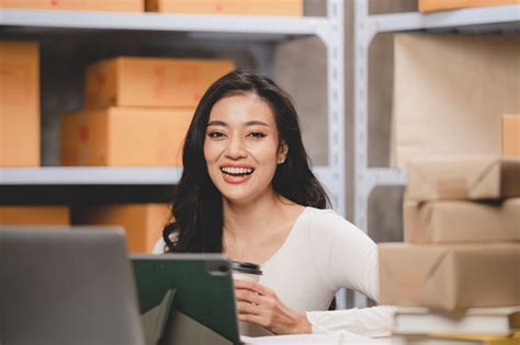 아시아 여성 전자 비즈니스 기업가 주문 확인 및 제품 배송 배달 사업의 포장 소포 상자 물류 패키지 업무와 함께 일할 수있는 온라인 사이버 공간을 가진 프리랜서 마케팅