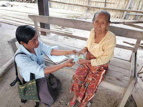 လယ်ဝေးမြို့နယ်တွင် အသက် ၈၅ နှစ်နှင့် အထက် ဘိုးဘွားများအား လူမှုရေးပင်စင် အိမ်တိုင်ရာရောက်ပေးအပ