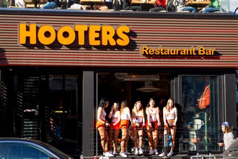 How Hooters Evolves Its Iconic Brand Using Guest Feedback Tattle