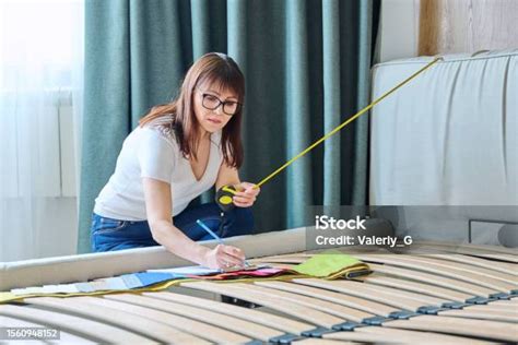 침실에 있는 침대의 크기를 측정하는 줄자를 가진 여성 직물 디자이너 가정 생활에 대한 스톡 사진 및 기타 이미지 가정 생활 고름 담요 Istock
