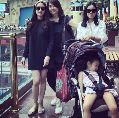 คุณยายหมี แม่เลี้ยง แอฟ ทักษอร ได้เลื่อนตำแหน่งเป็นรองศาสตราจารย์ ผู้กำกับอ๋อ ร่วมแสดงความยินดี