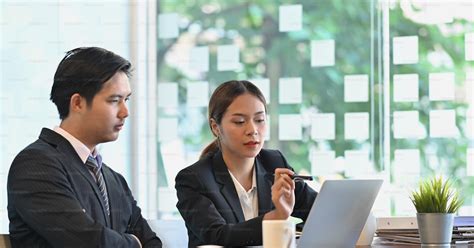 자신감 넘치는 사업가가 현대 사무실의 회의실에 앉아 옆에 있는 동료에게 새로운 프로젝트를 설명하고 있다 사진 Unsplash의 컨설팅 이미지