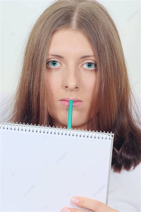 Gadis Cantik Dengan Buku Catatan Dan Potret Pensil Konsentrasi Siswa Foto Latar Belakang Dan