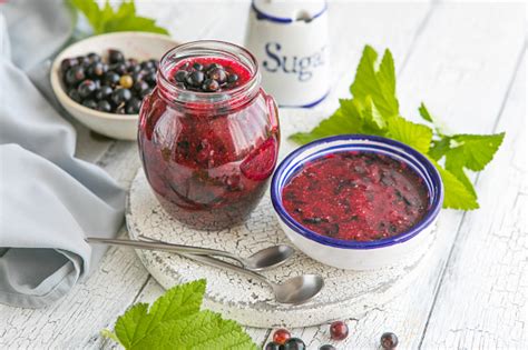 수제 신선한 건포도 잼 의 항아리와 슈가 흰색 나무 배경에 신선한 딸기 검은 건포도 가득 찬에 대한 스톡 사진 및 기타 이미지 가득 찬 강판에 갈기 건강한 식생활