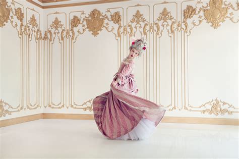 고전적인 바로크 양식의 의상을 입은 우아한 젊은 여성이 호화로운 유서 깊은 궁전 환경에서 우아하게 포즈를 취하고 있습니다 16 17 살에 대한 스톡 사진 및 기타 이미지