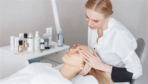 خبير التجميل والعناية بالبشرة، كل ما تحتاج إلى معرفته موجود هنا