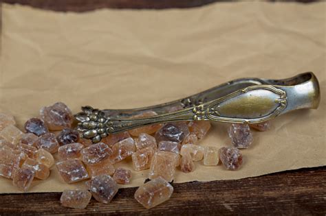 텍스트를 위한 공간이 있는 오래된 숟가락과 갈색 설탕 큐브 갈색에 대한 스톡 사진 및 기타 이미지 갈색 목재 재료 바로 위 Istock