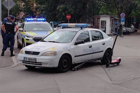Две деца на тротинетка се блъснаха в патрулка в Русе едното пострада Видео снимки