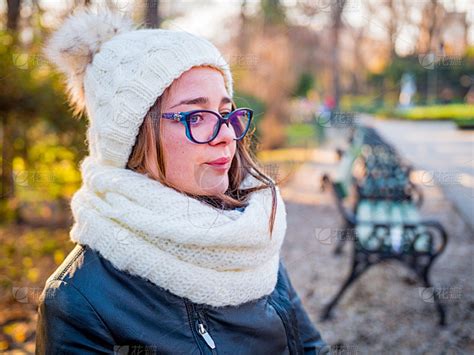 少女坐在城市公园的长椅上沉思