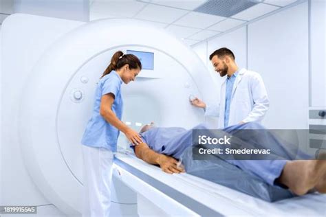 병원 내에서 전신 Mri 스캔 절차를 위해 환자를 준비하는 의사 2명에 대한 스톡 사진 및 기타 이미지 2명 Cat 스캔 Cat 스캔 기계 Istock