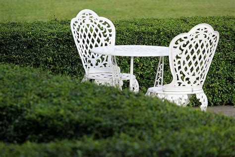 아름다운 정원의 흰색 테이블과 의자 사진 배경 및 무료 다운로드를위한 그림 Pngtree